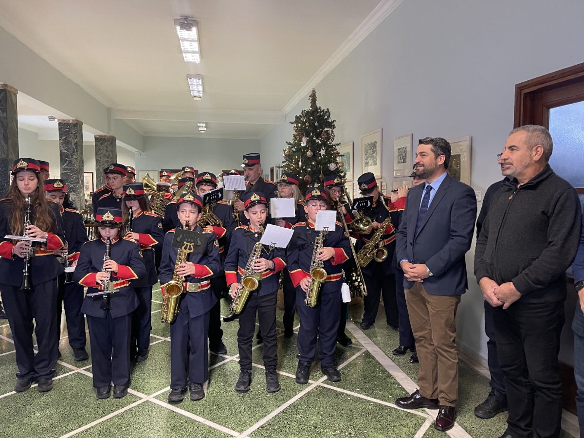 Χριστουγεννιάτικα κάλαντα, μελωδίες και ευχές πλημμύρισαν το Δημαρχείο ...