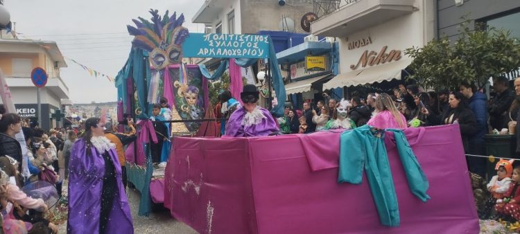 Κέφι, αυθορμητισμός, πολιτικά μηνύματα και χιλιάδες κόσμου στο μοναδικό ...