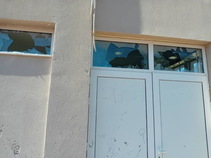 Βάνδαλοι κατέστρεψαν τα παράθυρα και τις πόρτες στο Γυμναστήριο του ...