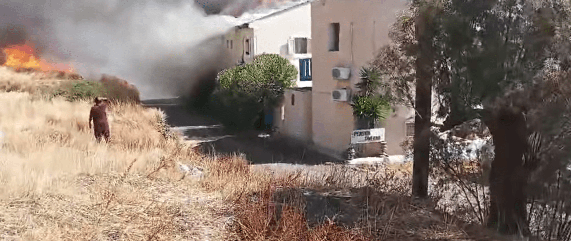 Μεγάλη φωτιά σε ενοικιαζόμενα δωμάτια στο Λέντα